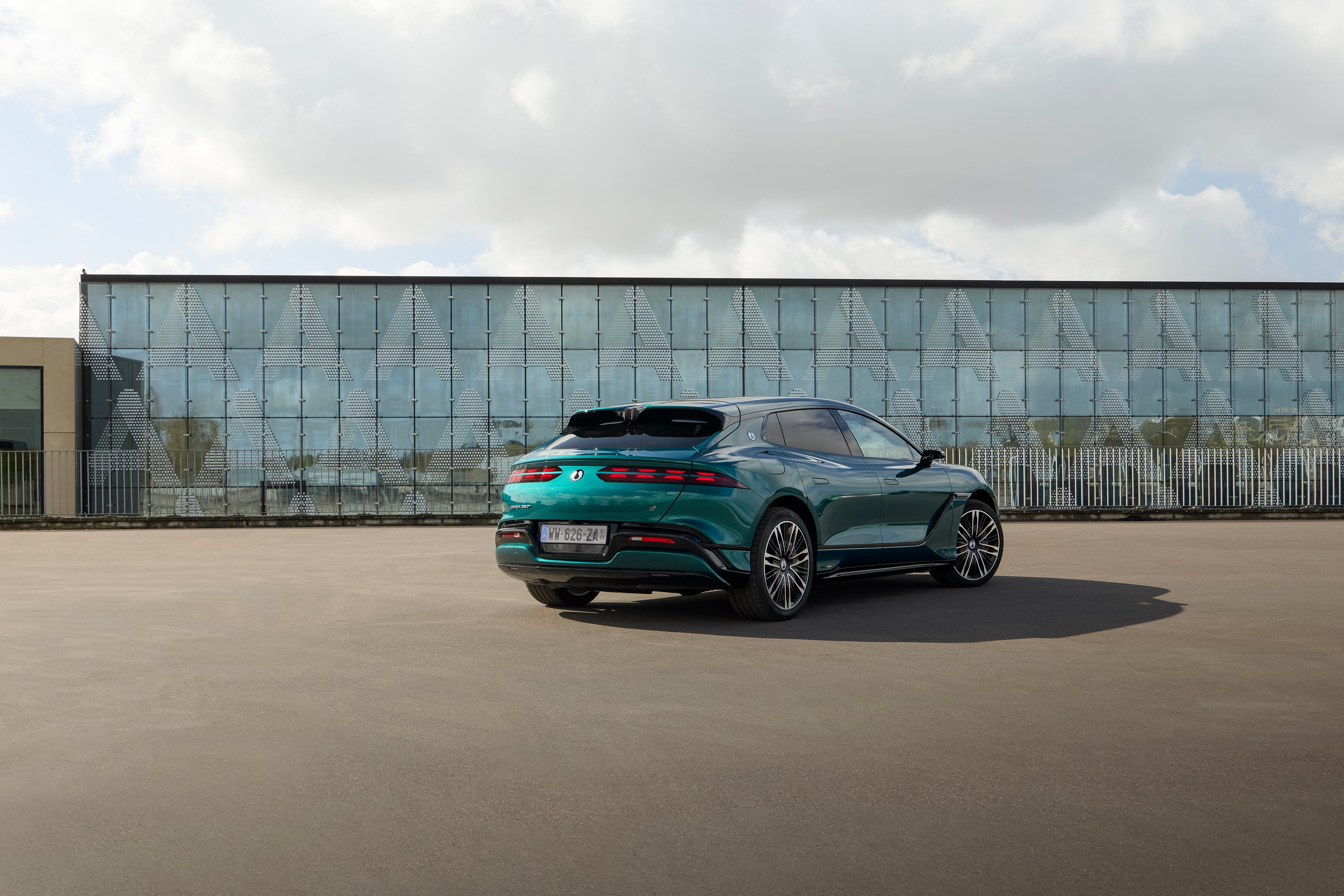 BYD desata su artillería pesada en Europa: el nuevo Denza Z9GT es un ...