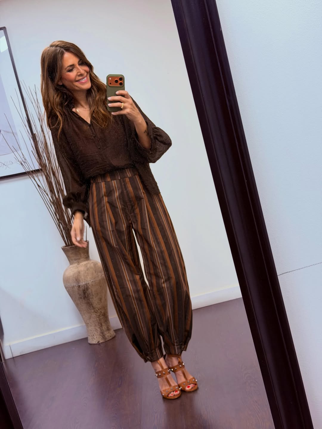 Los pantalones de rayas marrones de Nuria Roca son ese fichaje ...