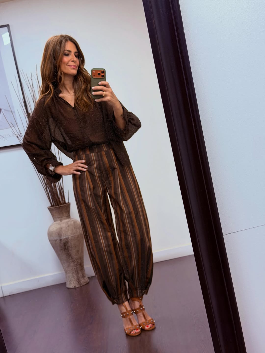 Los pantalones de rayas marrones de Nuria Roca son ese fichaje ...