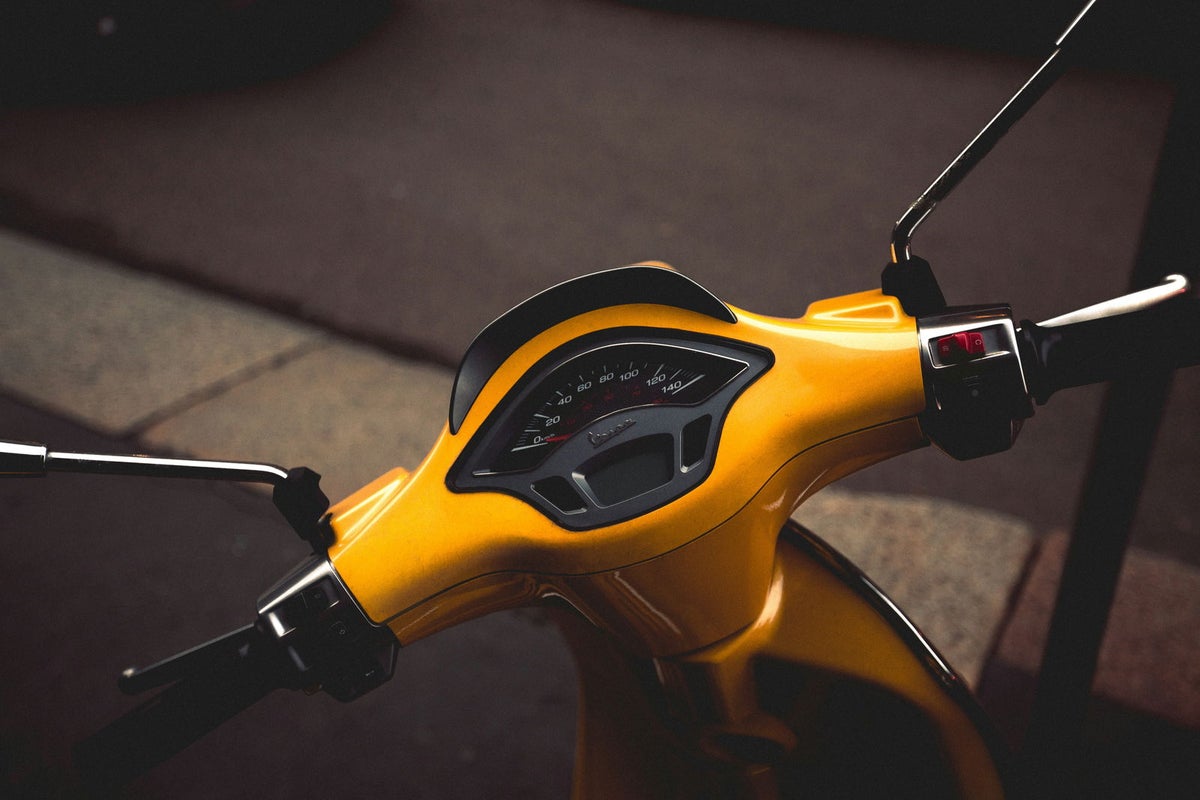 Moped: qué es, cómo funciona y en qué se diferencia de una moto o ...