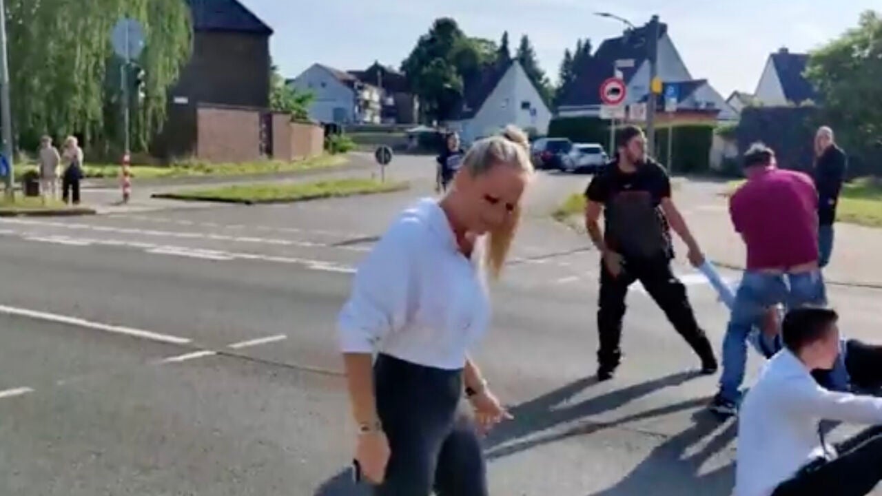 "Barbie anti piquete" mujer arrastra a activistas durante protesta en ...