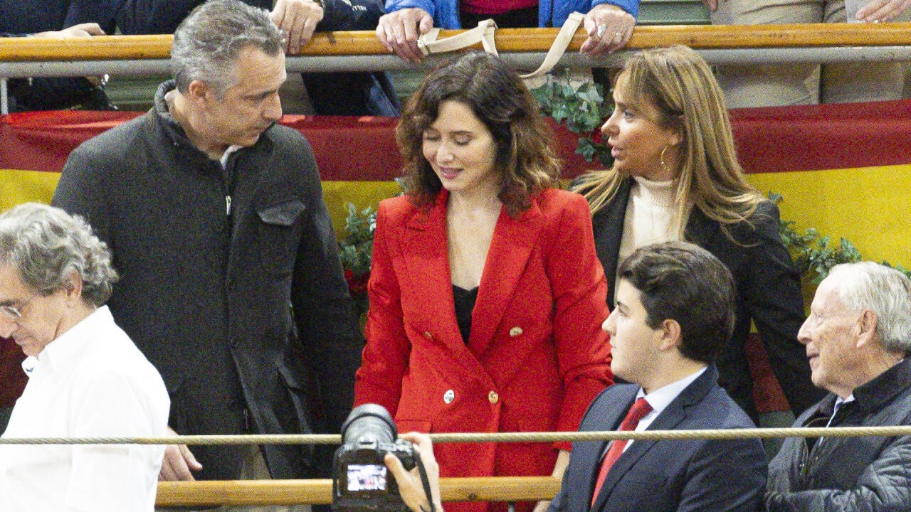 El traje rojo que Ayuso ha llevado a los toros es perfecto para la ...