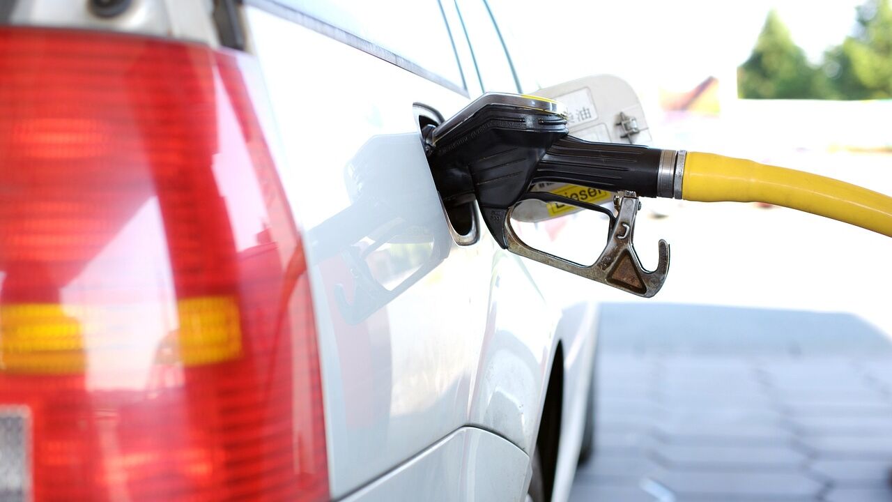 El truco viral para ahorrar en gasolina: este es el mejor momento del ...