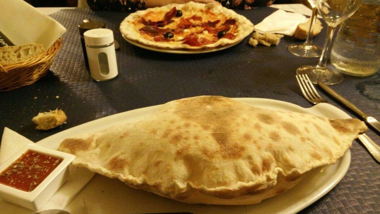 El clasicazo italiano que te dejará fascinado con su brutal pizza Calzone