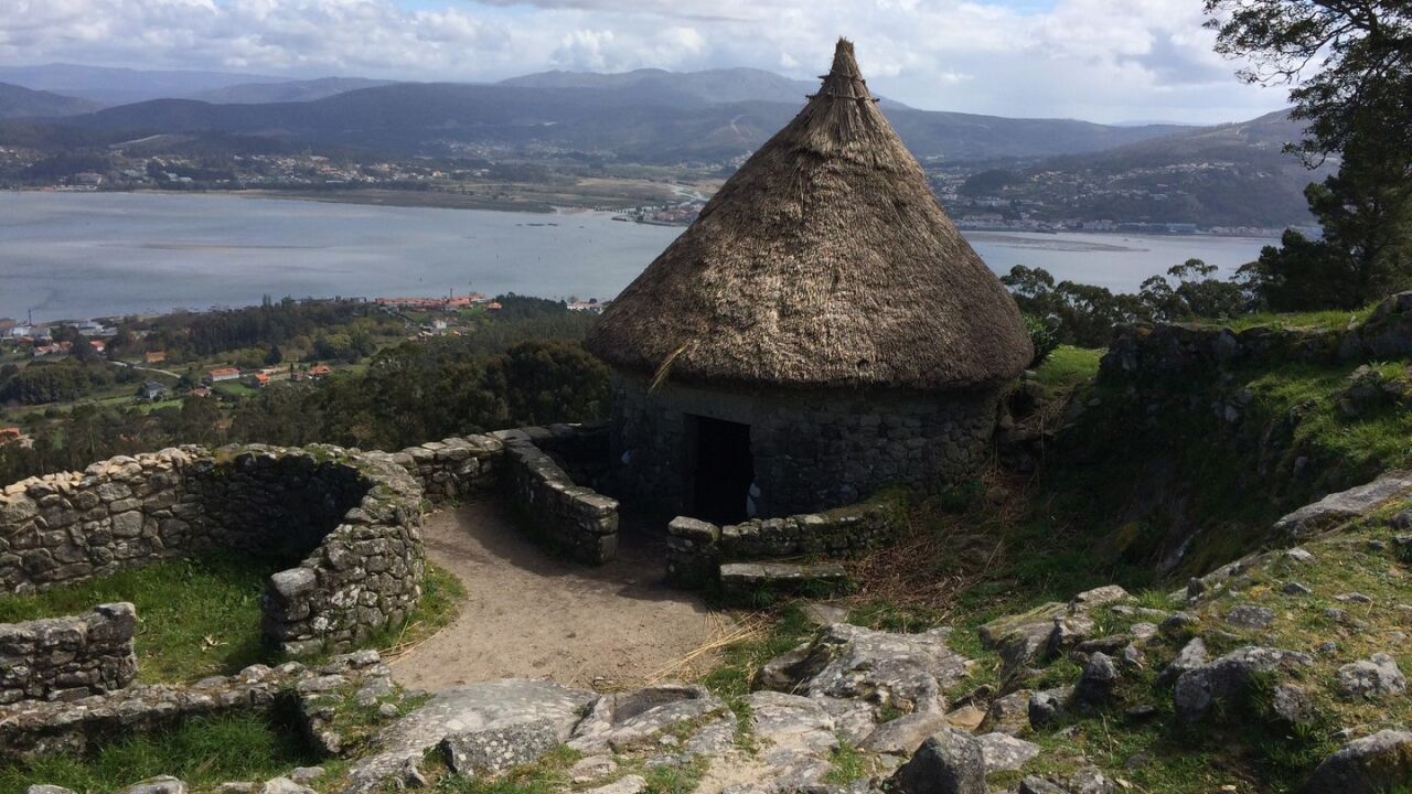 Así es el milenario castro gallego que vigila el Atlántico desde la ...
