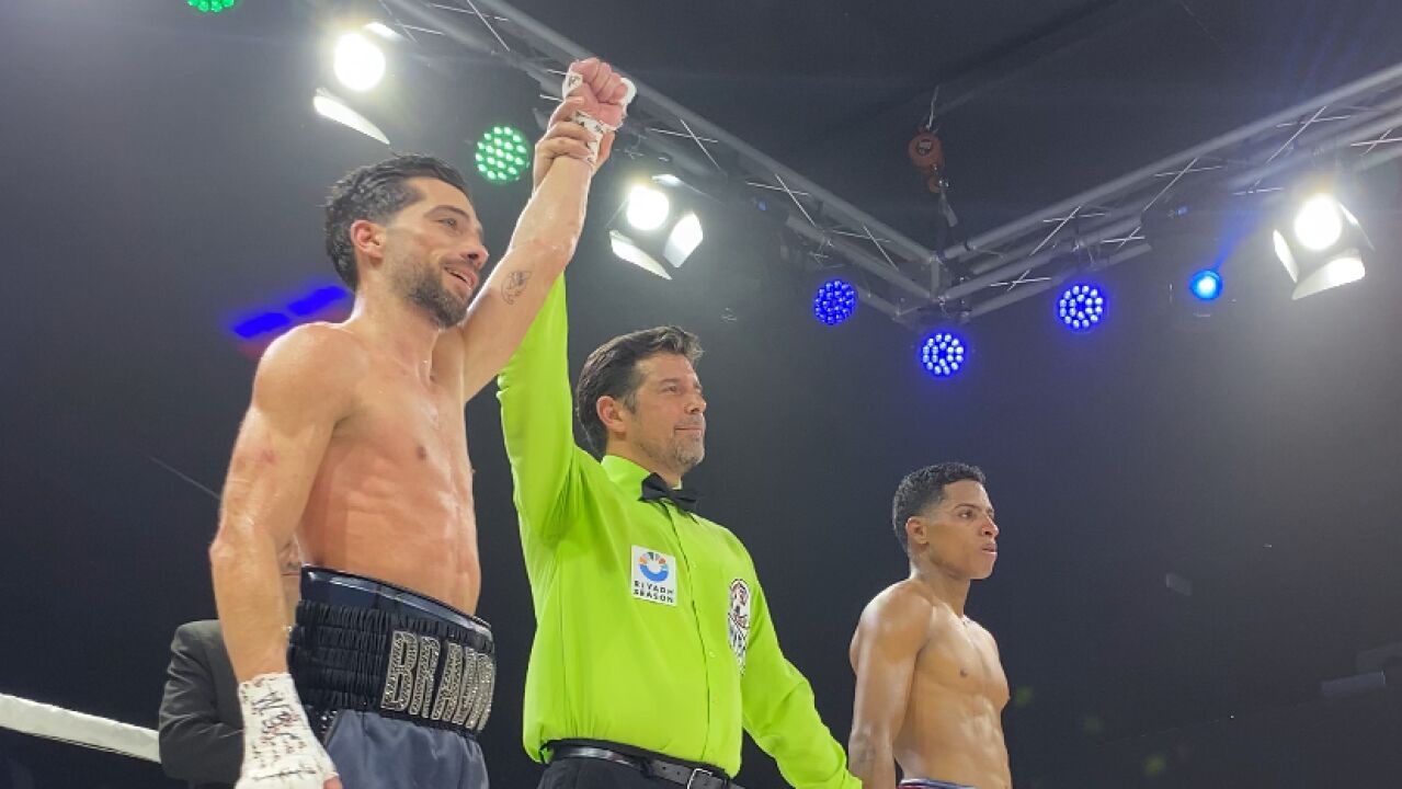 El boxeador español Brandon Moreno retiene su título WBC latino en Madrid