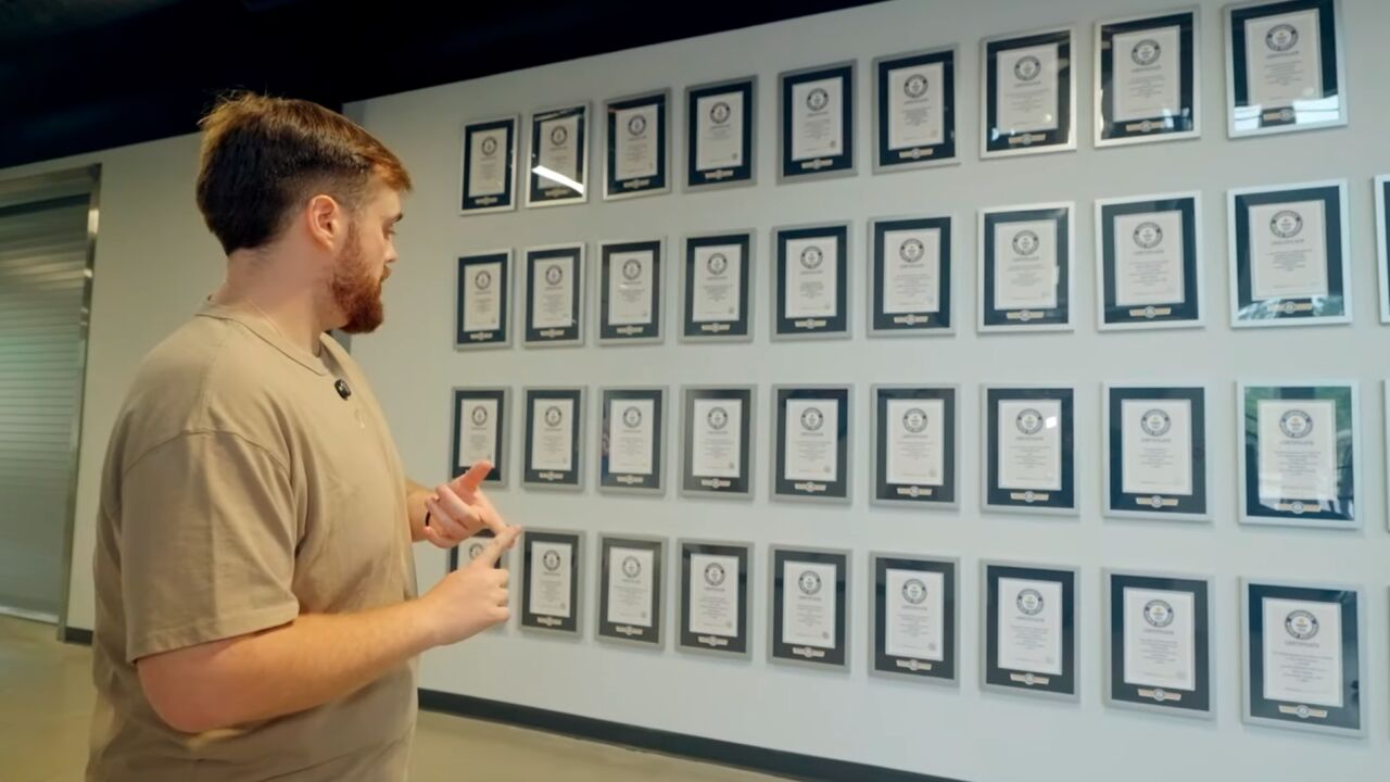 Ibai, sin palabras con la pared repleta de Récord Guinness del youtuber ...