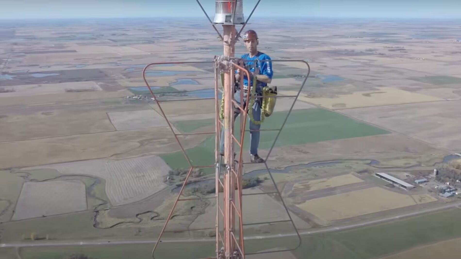 El trabajo de Kevin Schmidt, subir a 450 metros para cambiar una ...