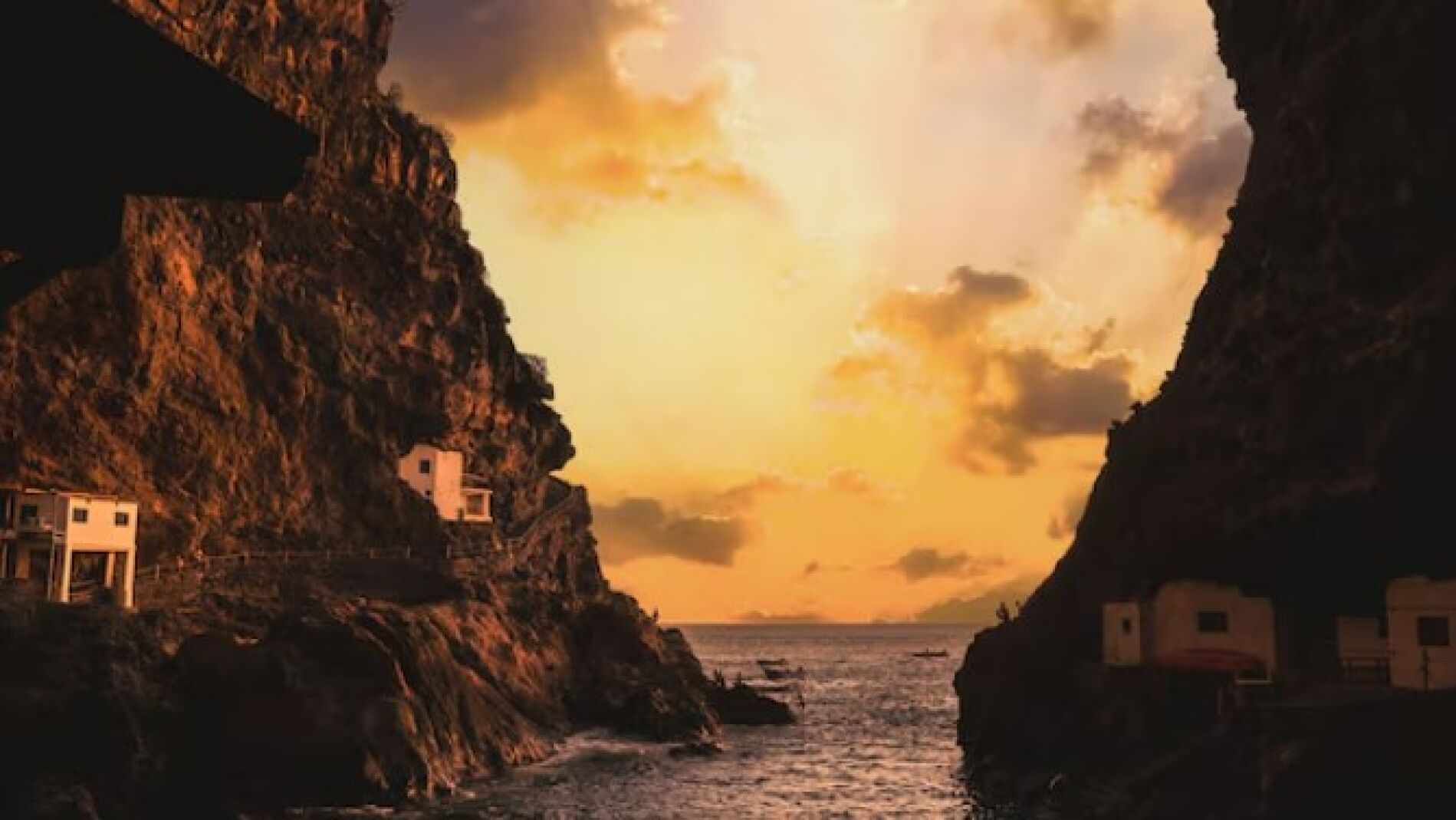 La cala secreta más bonita de España para perderte este verano: casas blancas escondidas en una ...