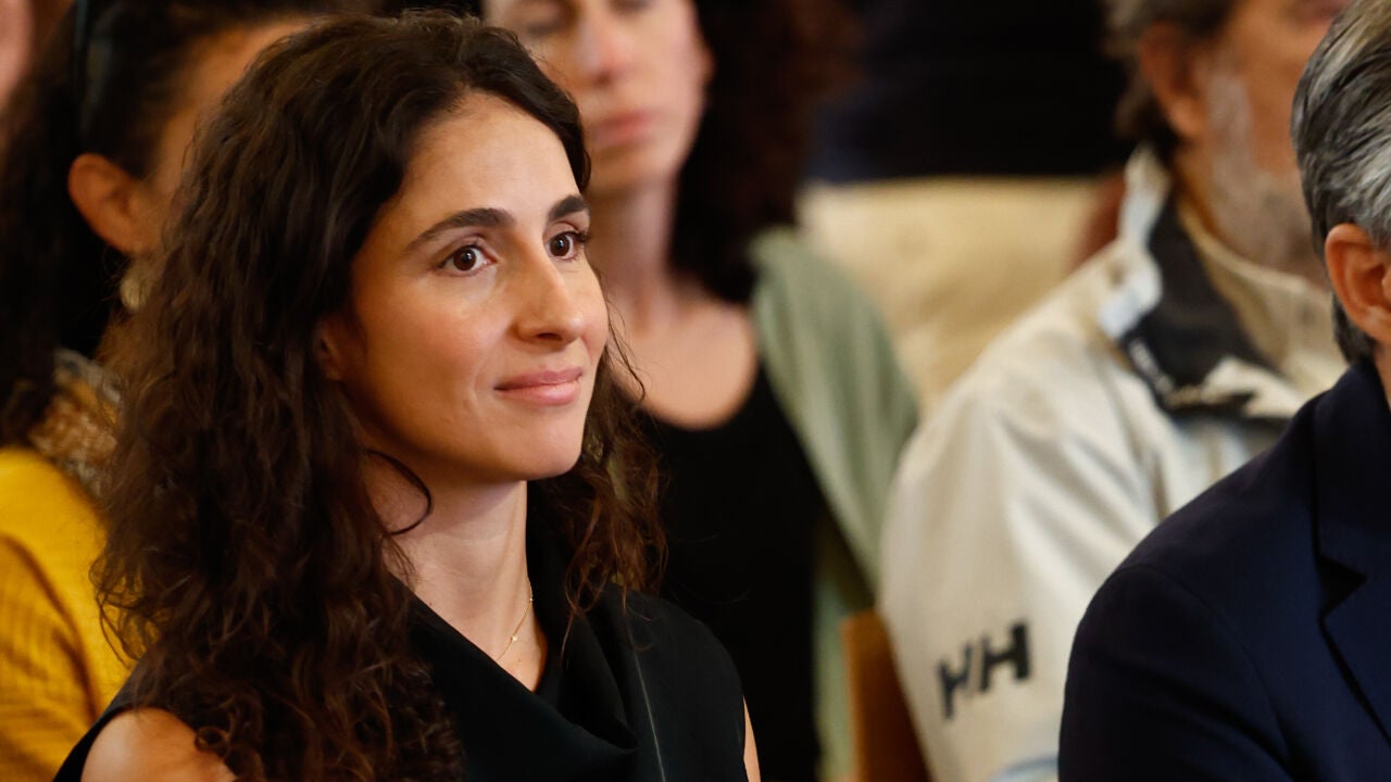 Xisca Perelló brilla con un vestido satinado de escote Bardot y aire boho en su reaparición ...