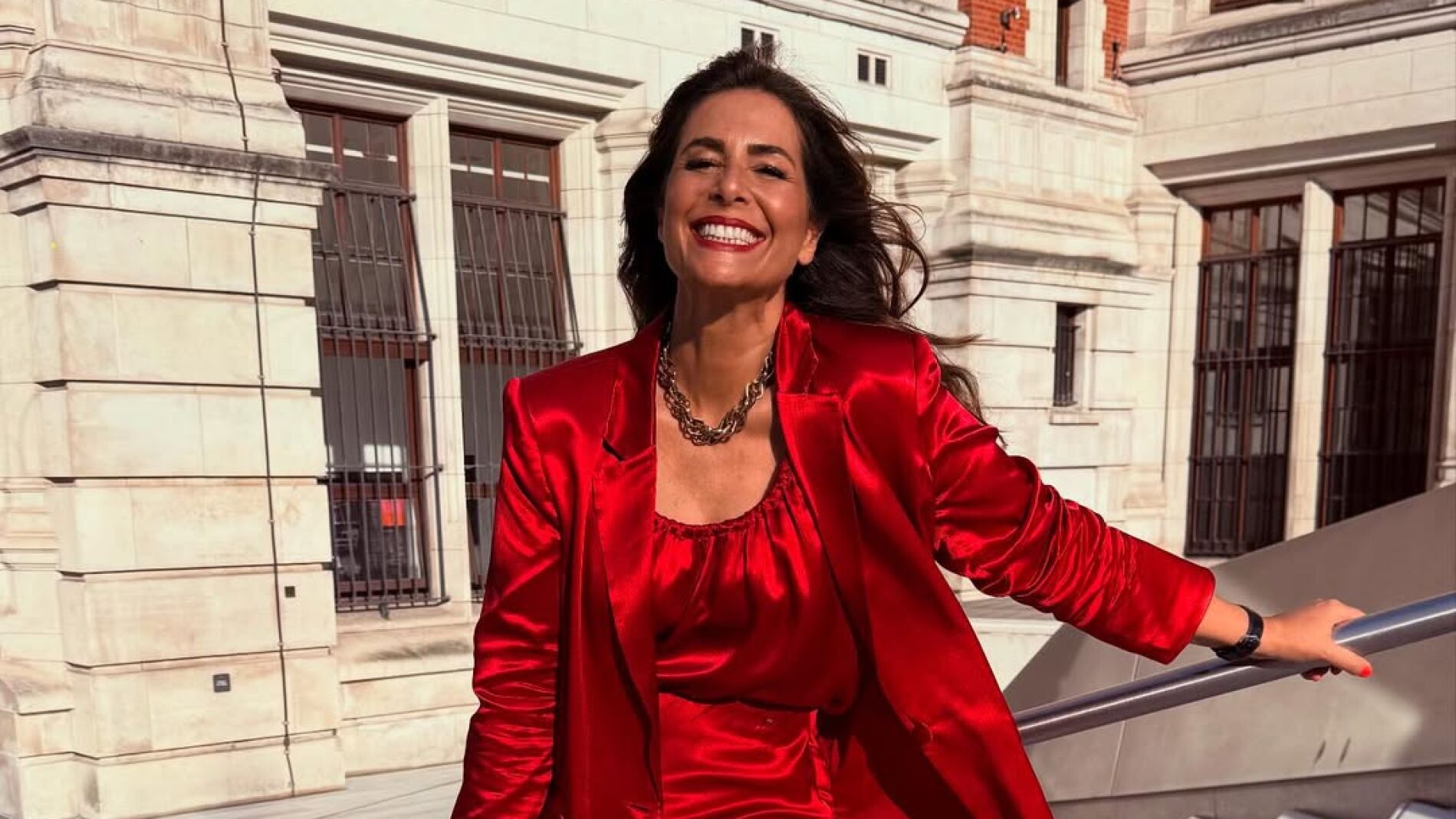 Nuria Roca conquista Londres (y la moda) con un look rojo satinado ...