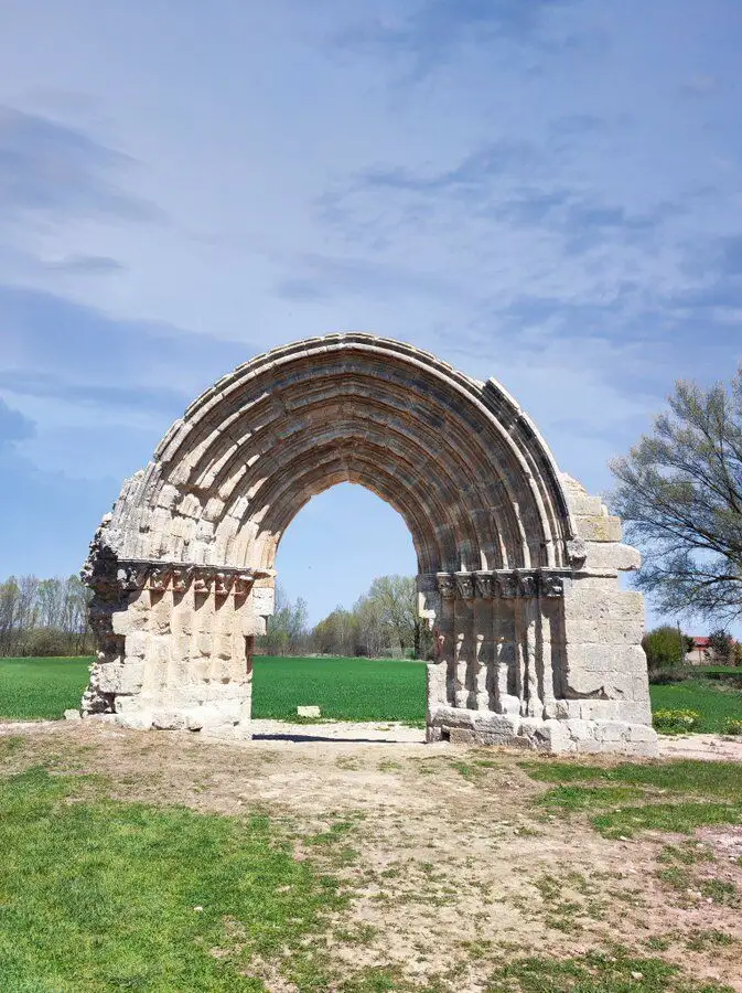 El arco medieval más solitario de España que seduce a National Geographic