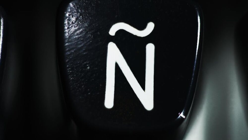 No es una tilde: así se llama la rayita de la letra ñ y este es su origen