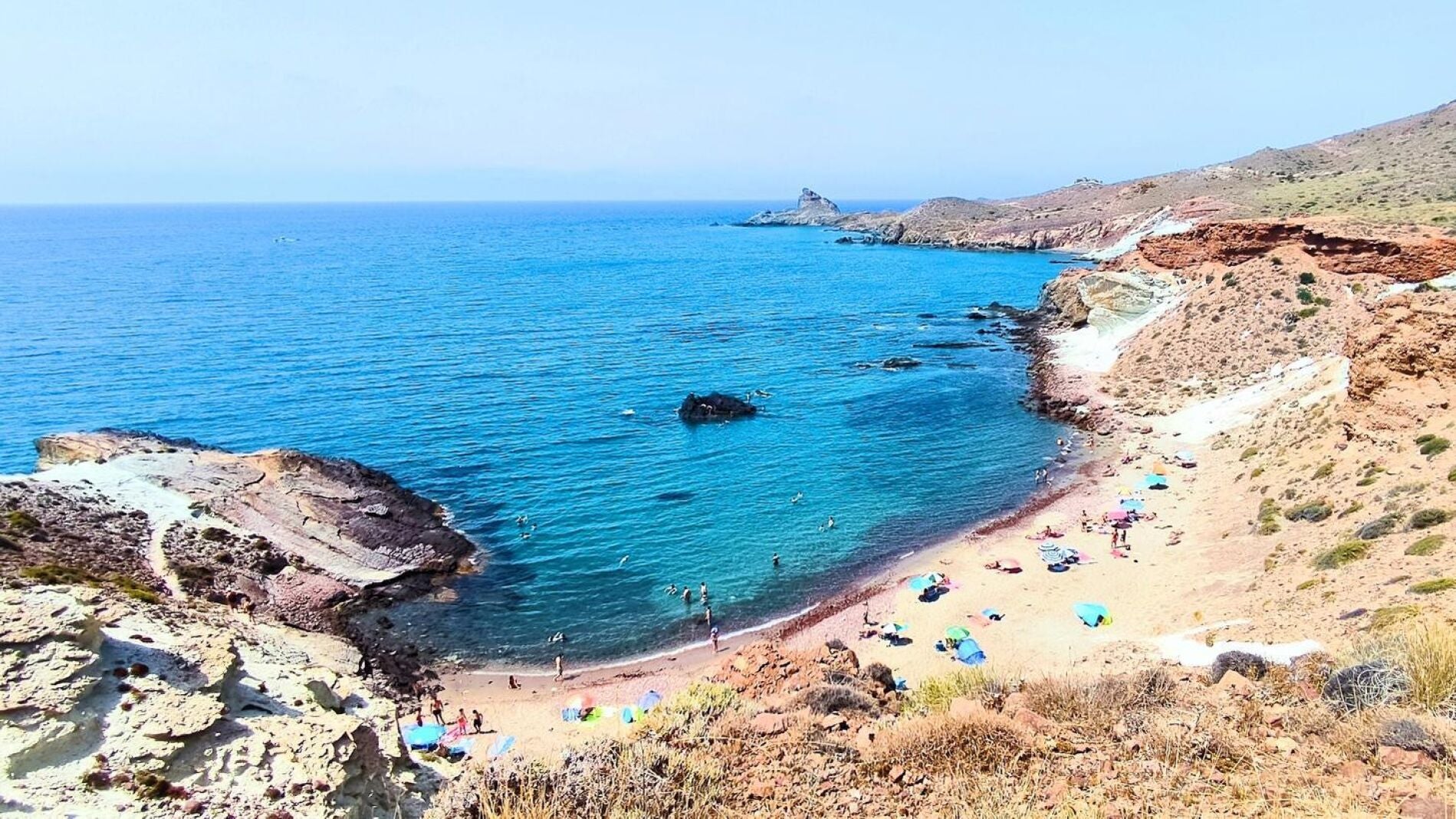 Parece Grecia, pero estas espectaculares calas están en la costa ...