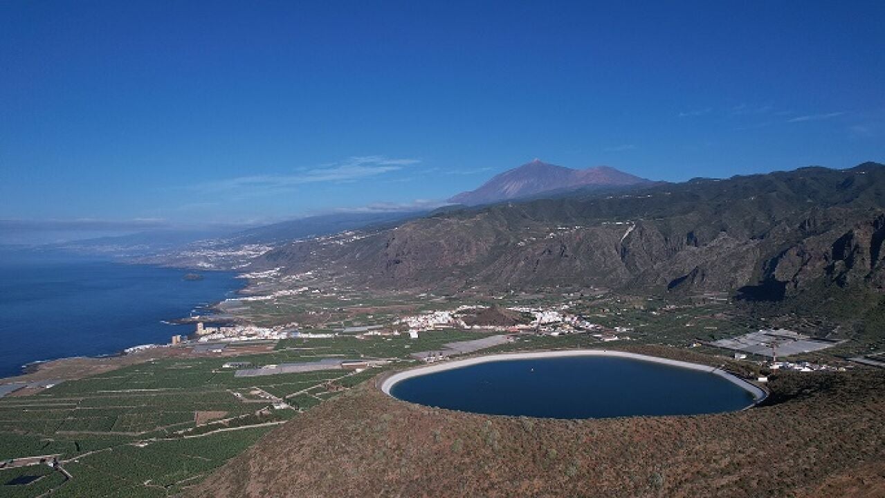 El volcán con un lago escondido en su cráter que pocos conocen en España