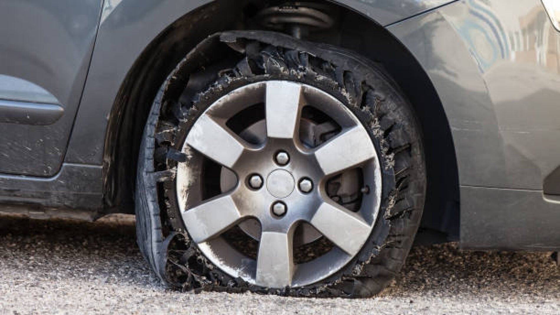 Así debes reaccionar ante un reventón en un neumático al volante