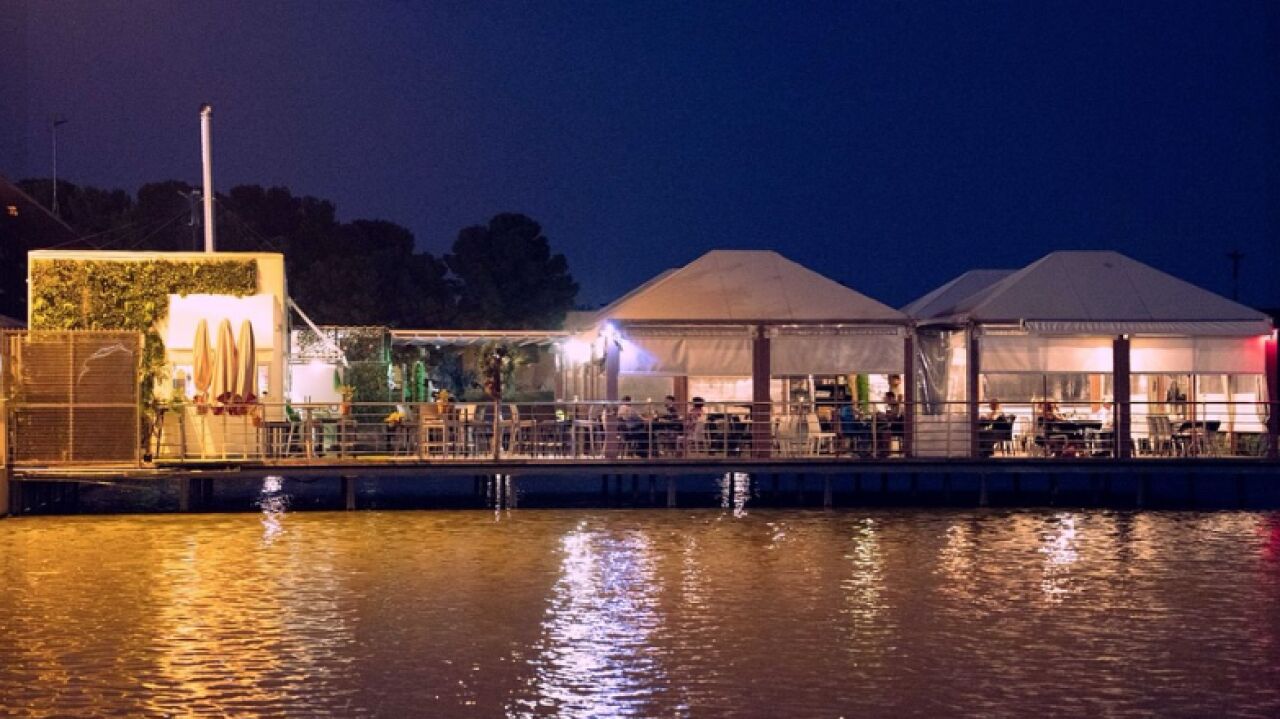 Cuánto cuesta comer en El Lago, el restaurante más chill con un Sol ...