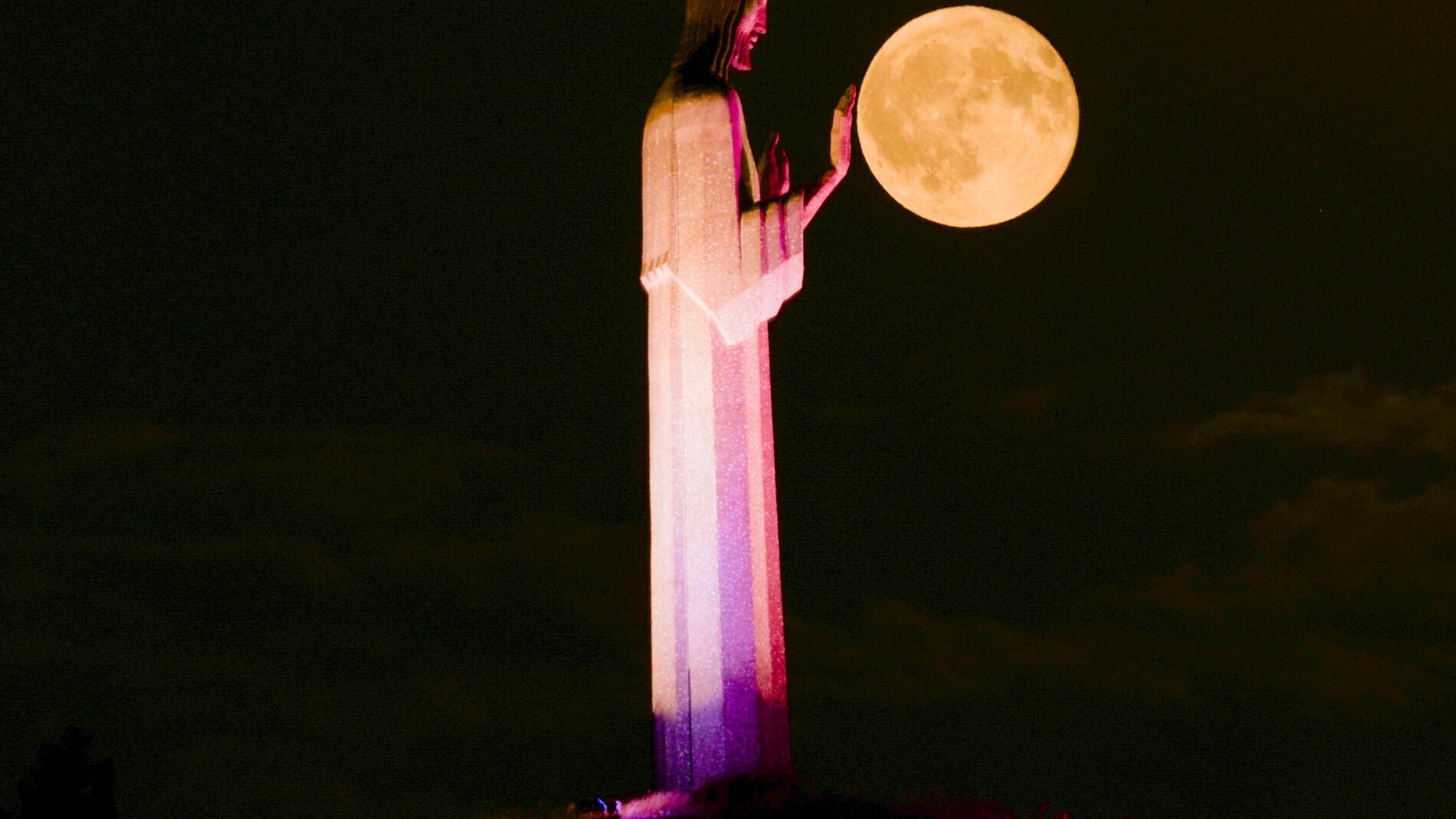 Eclipse solar o cuando el Cristo del Otero "rozó" la luna