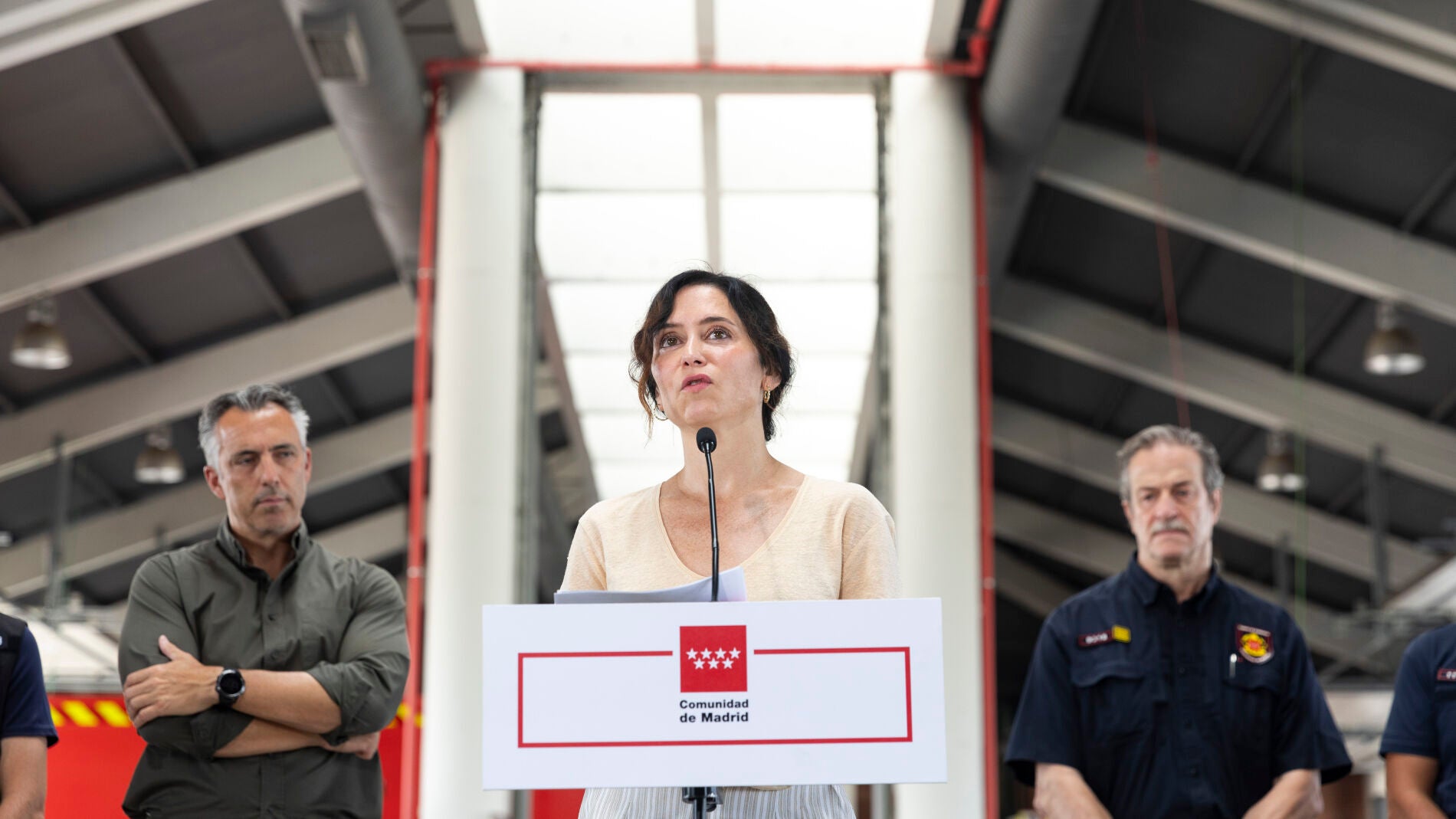 Así combina Isabel Díaz Ayuso el pantalón de rayas que rejuvenece a ...