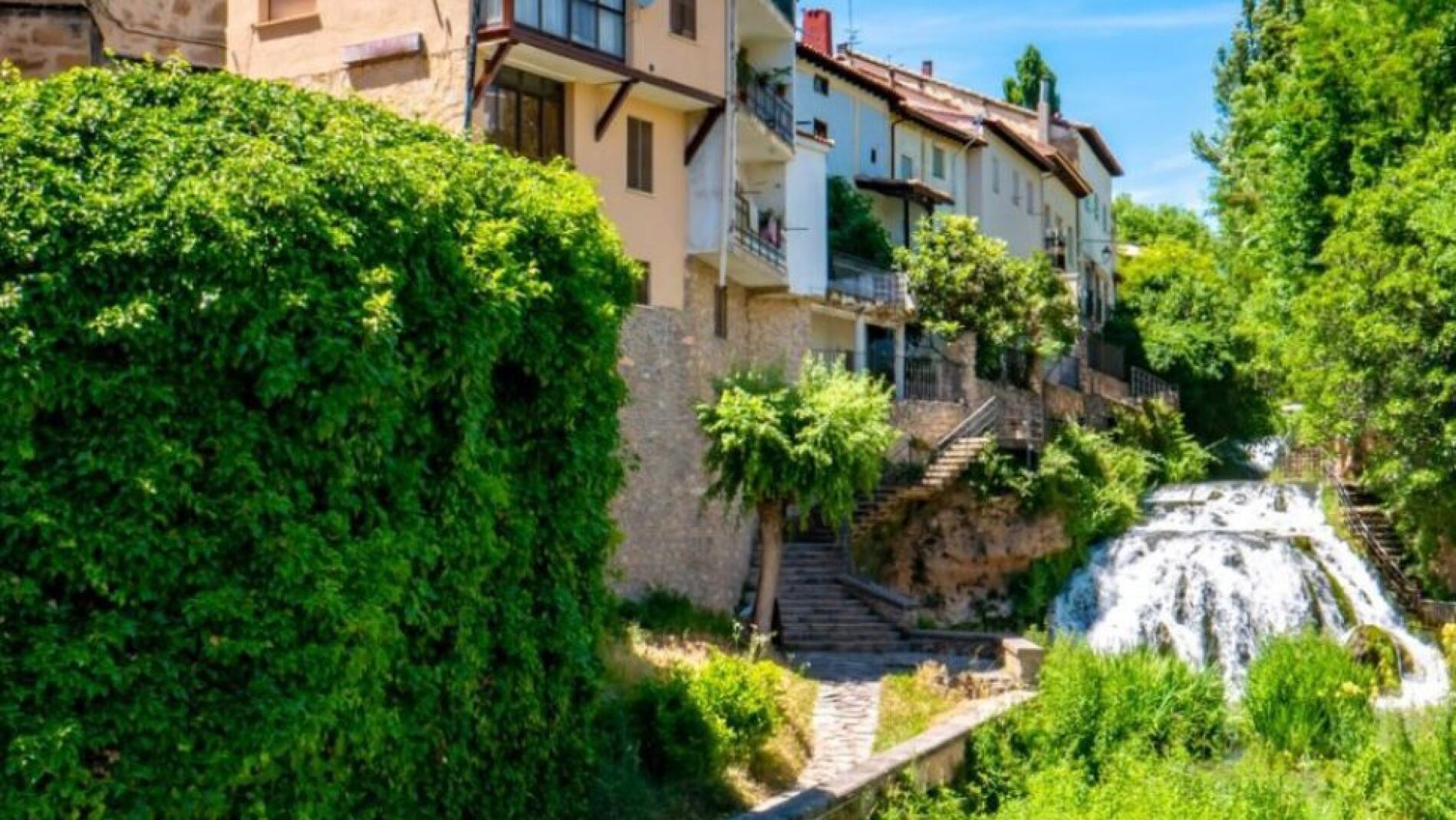 El segundo pueblo más rico de Castilla-La Mancha está en Guadalajara: tiene cascadas y un balneario