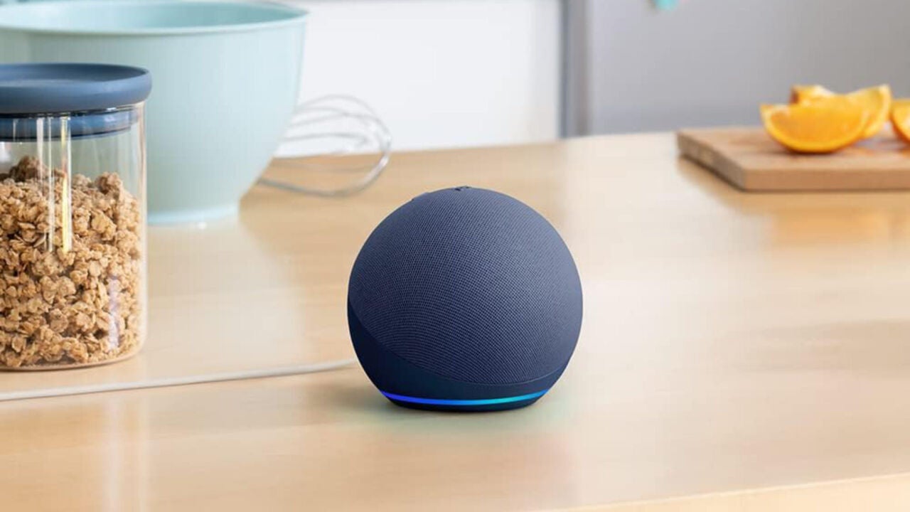 Últimas horas para hacerte con este altavoz inteligente de Amazon a ...