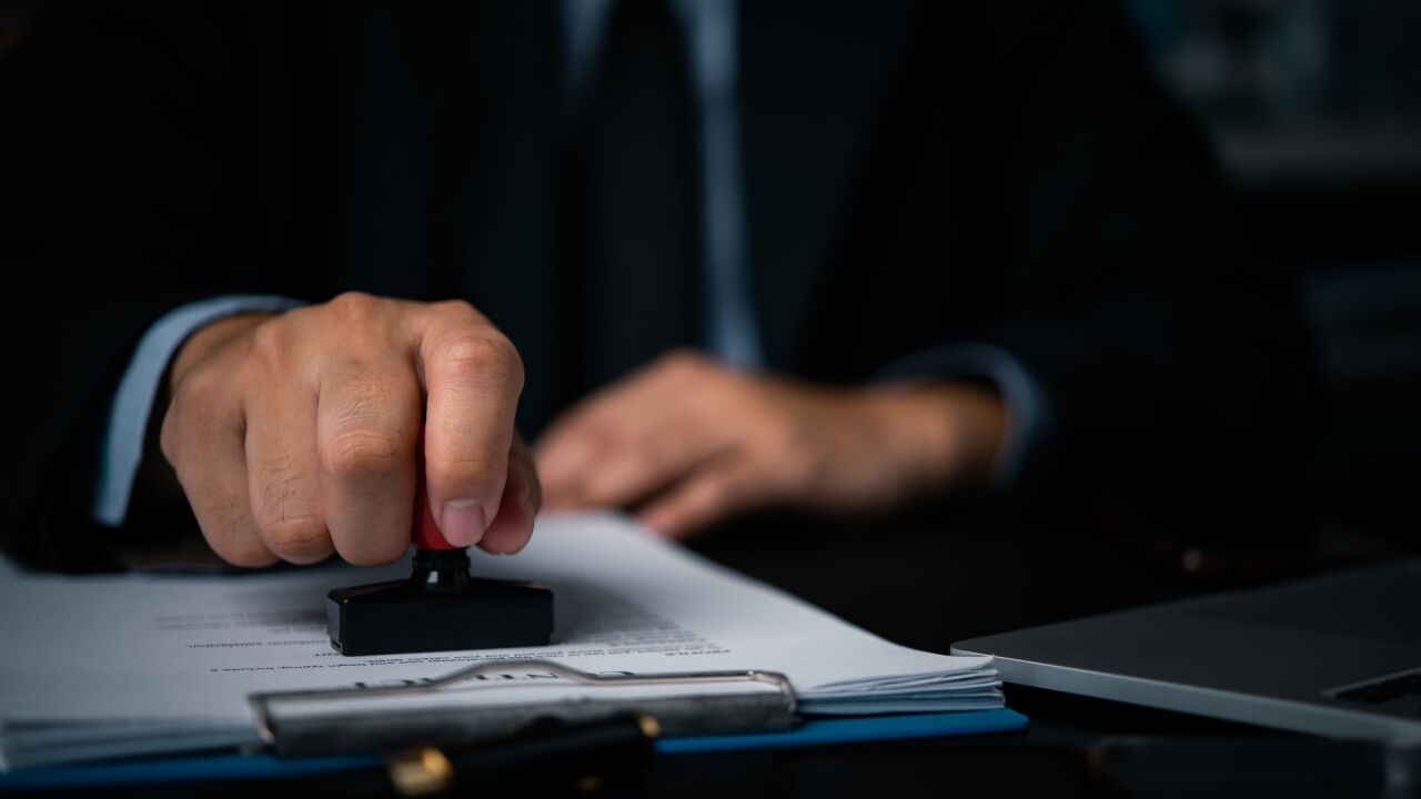 Más de la mitad de los españoles firma sus condiciones bancarias sin ...