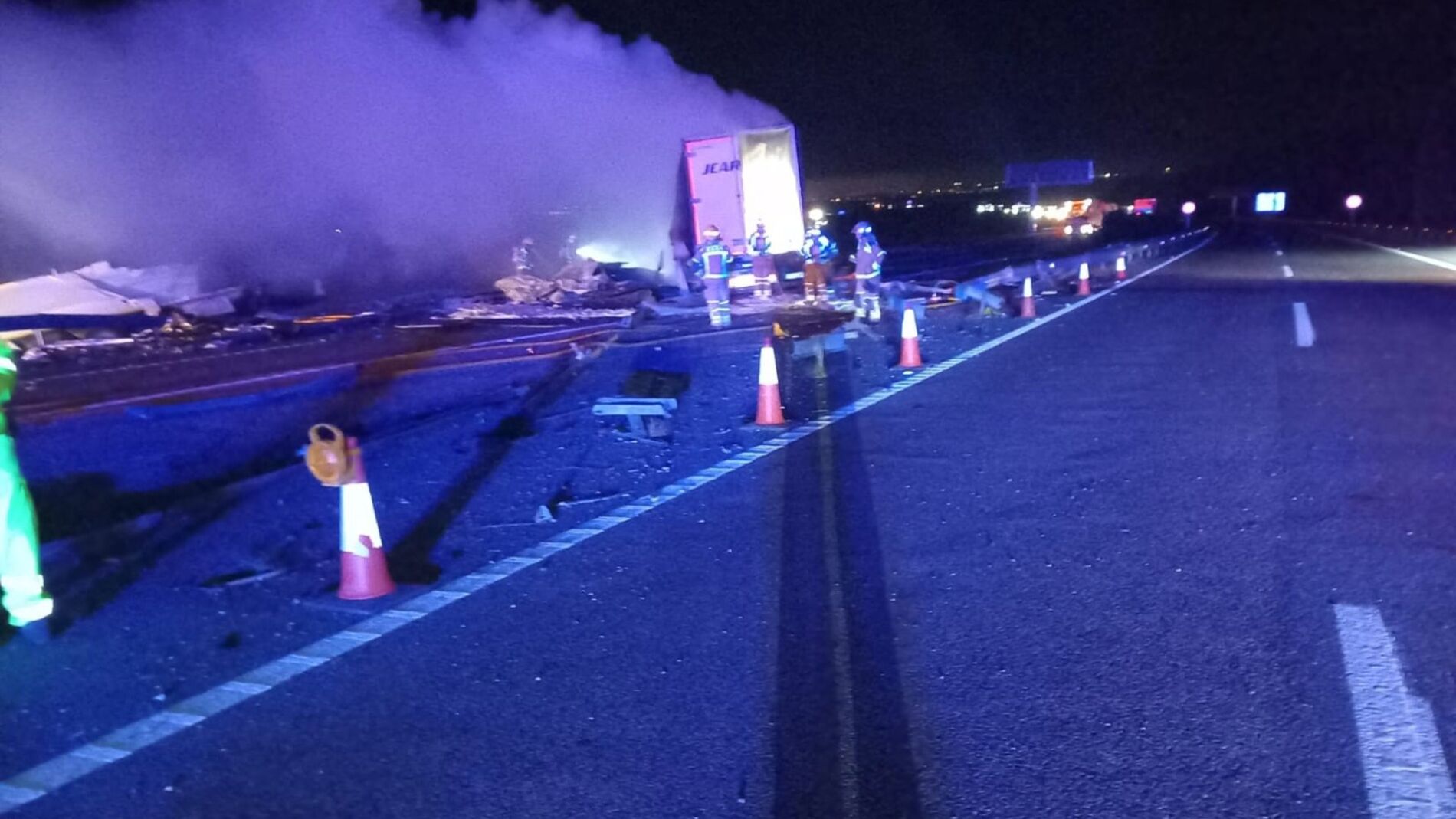 Muere el conductor de un camión en el accidente de la AP-7 en L'Aldea ...
