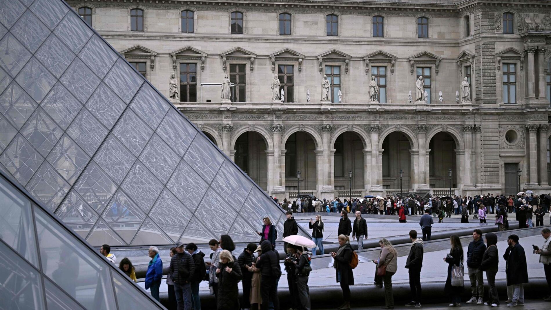 Más problemas en el Louvre: cierra una galería por "debilidades ...