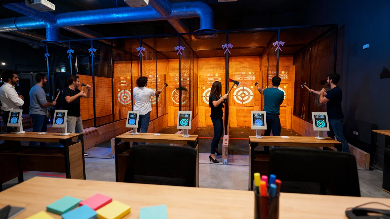 Adiós a los post-its, hola al hachazo: la revolución del team building ...