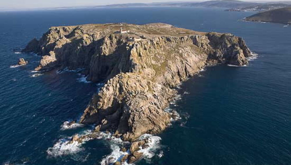 Las islas que vigilan la Costa da Morte y que la leyenda sitúa como ...