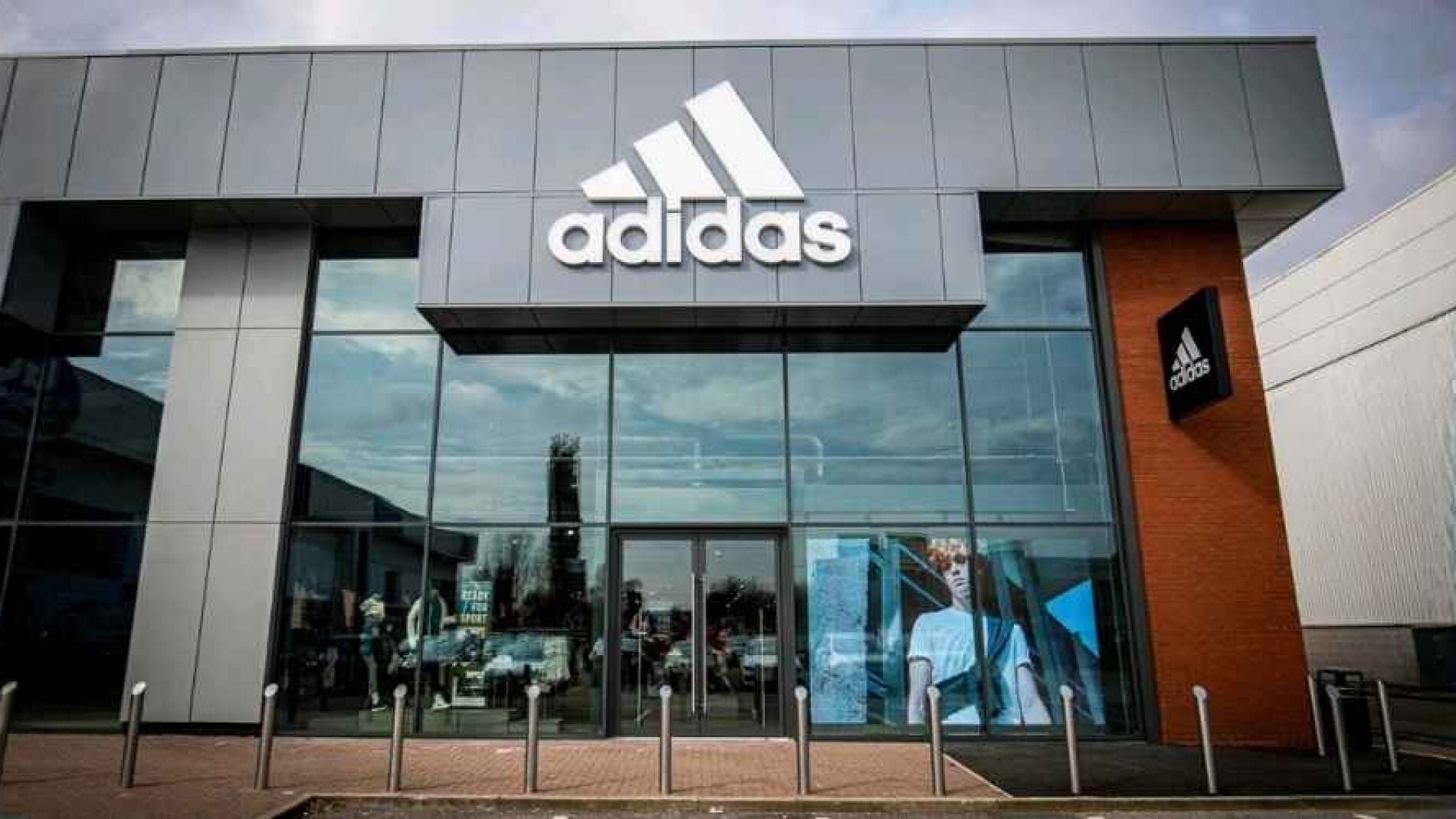 No todas las sneakers cambian un look, pero estas Adidas en el color ...