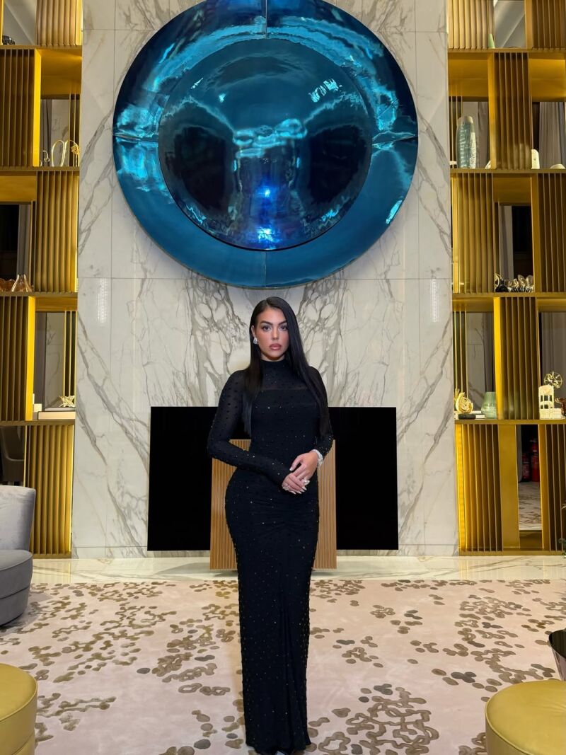 Georgina Rodríguez deslumbra en Dubái con el vestido negro joya más ...