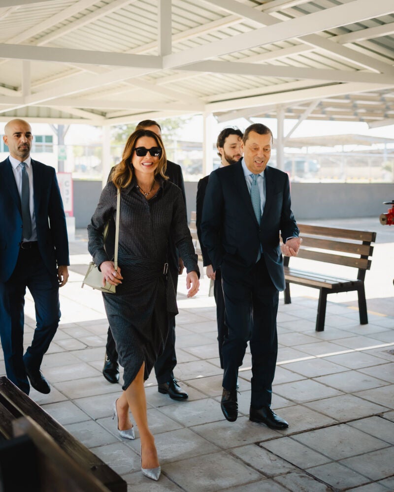 El look ejecutivo más arriesgado de Rania de Jordania para estrenar ...