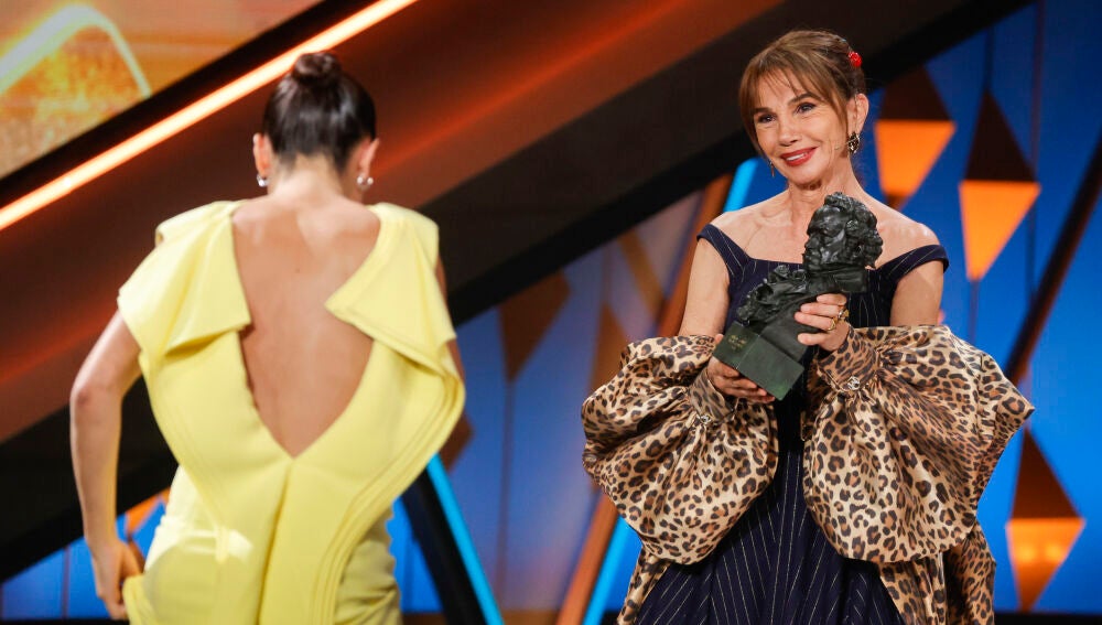 Victoria Abril redefine la elegancia atemporal a sus 66 años con su ...
