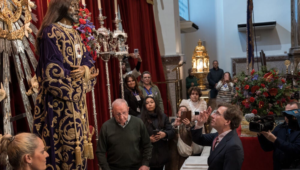 El "Señor de Madrid": miles de madrileños desafían a la lluvia para ...