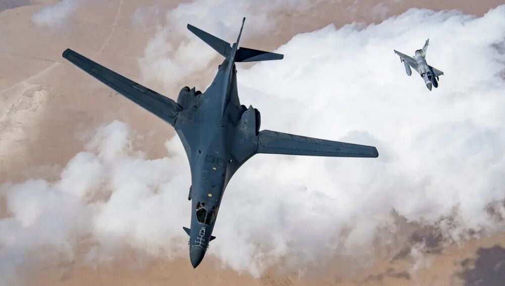 B-1 Lancer, el bombardero nuclear supersónico de la Guerra Fría que EE ...