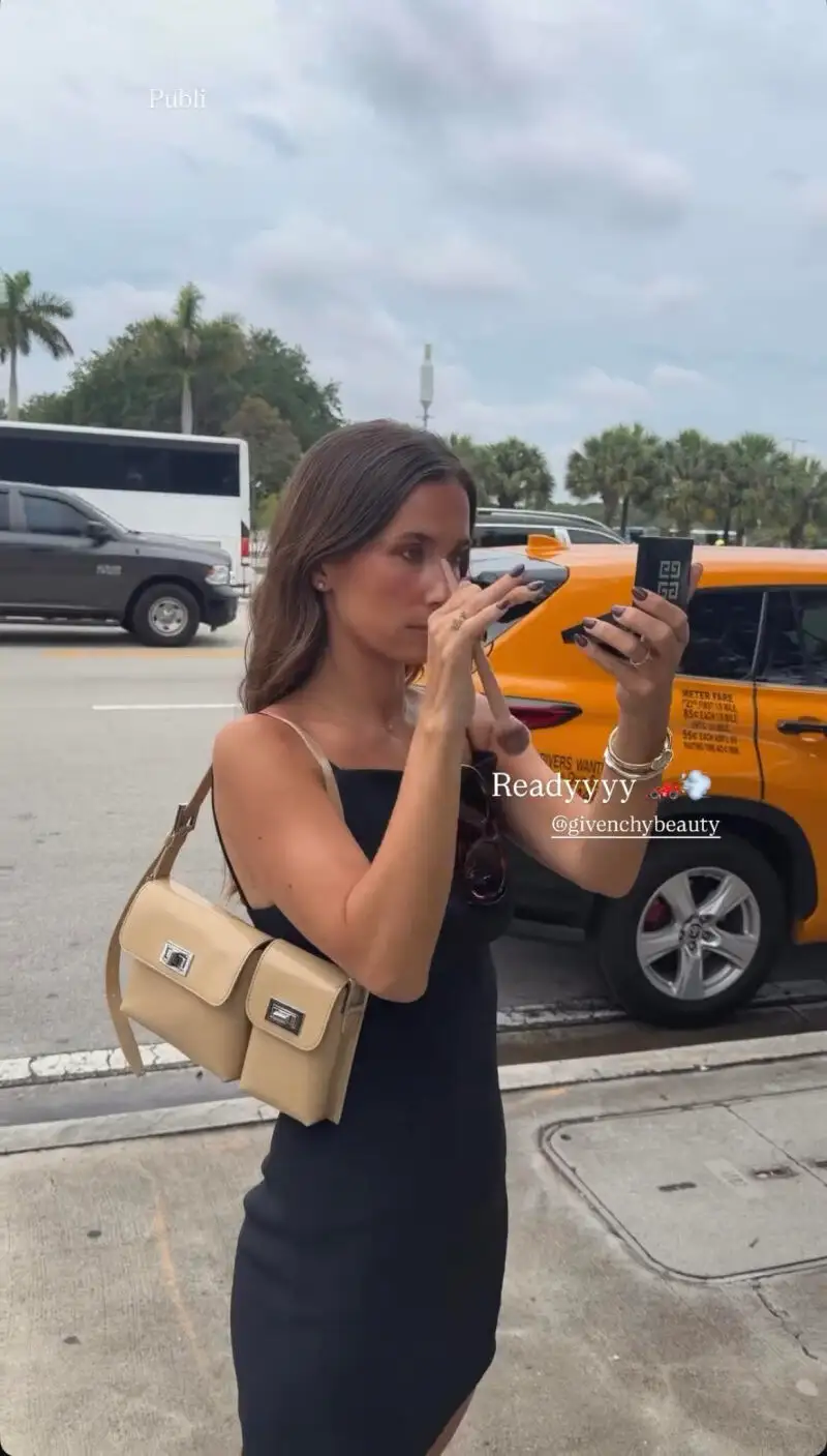 María Pombo apuesta por el vestido negro más icónico de Givenchy en el ...
