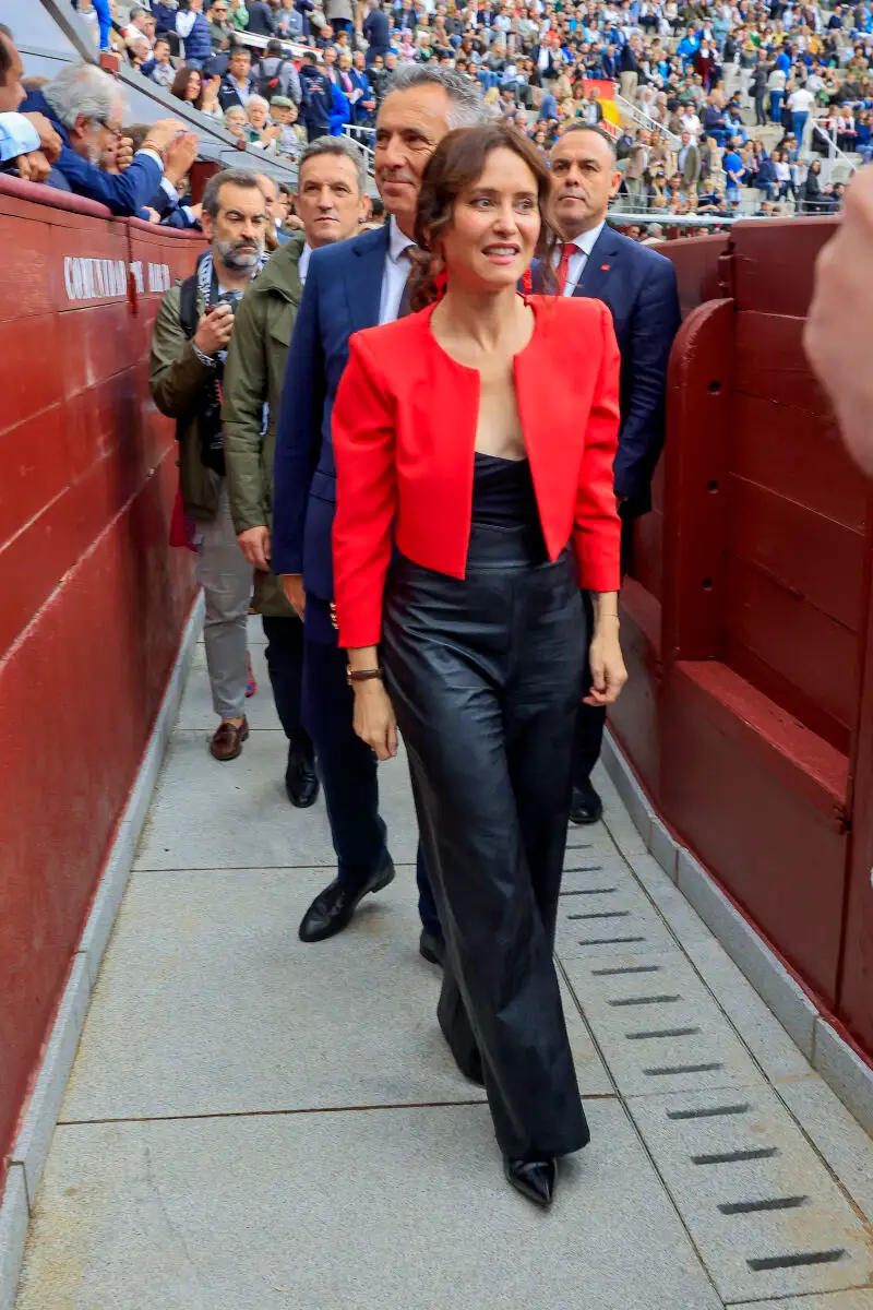 Isabel Díaz Ayuso Apuesta Por El Contraste Rojo Y Negro En Las Ventas