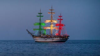 El velero que enamoró a un portaaviones estadounidense llega a Tenerife ...