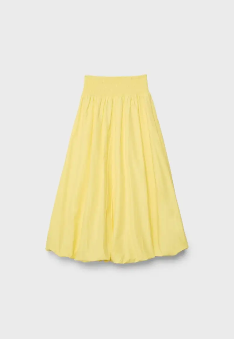 ¿Se seguirán llevando las faldas globo? Esto dice Zara y Stradivarius