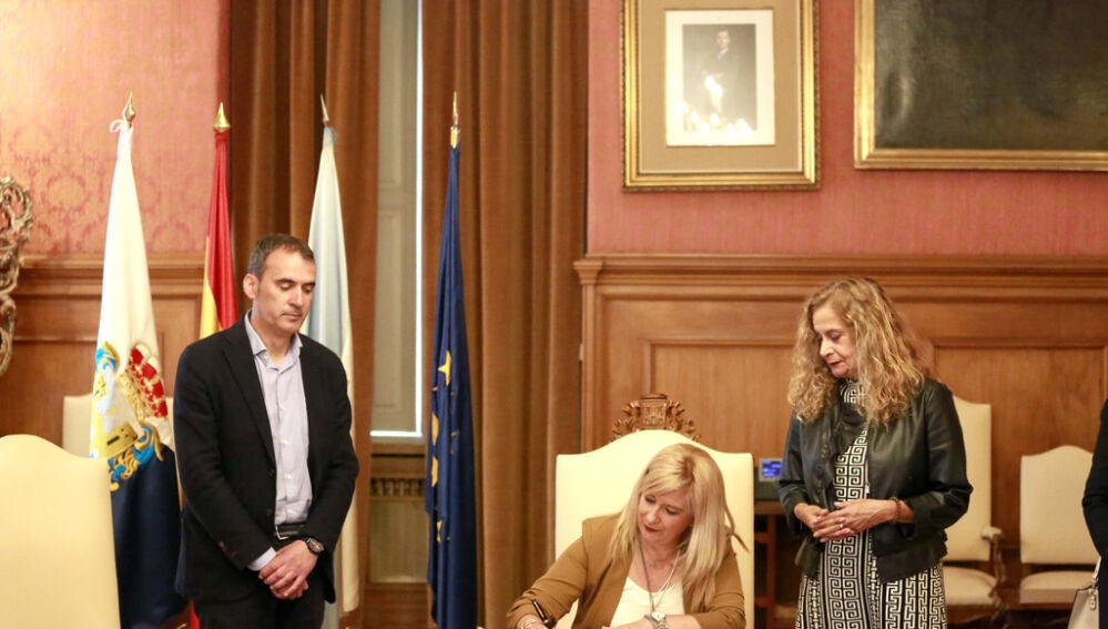 La Diputación de Pontevedra borra a Leire Díez de su Libro de Honor ...