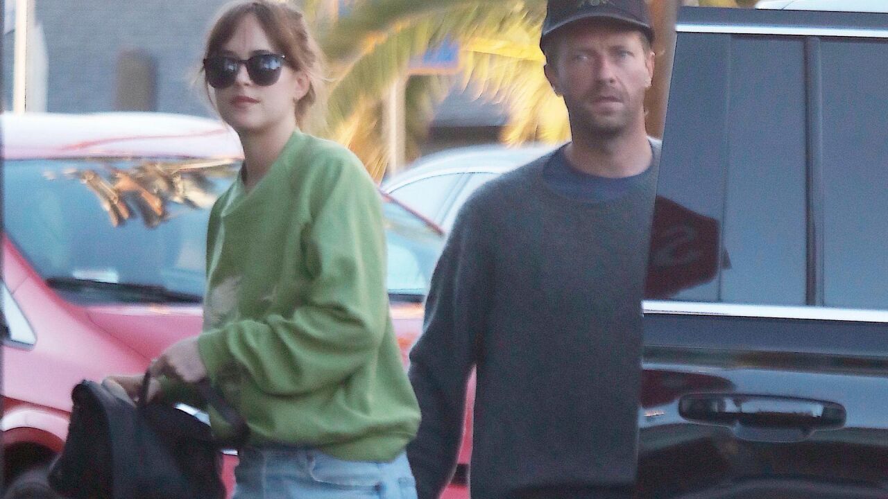 Chris Martin y Dakota Johnson se comprometen tras 6 años de noviazgo
