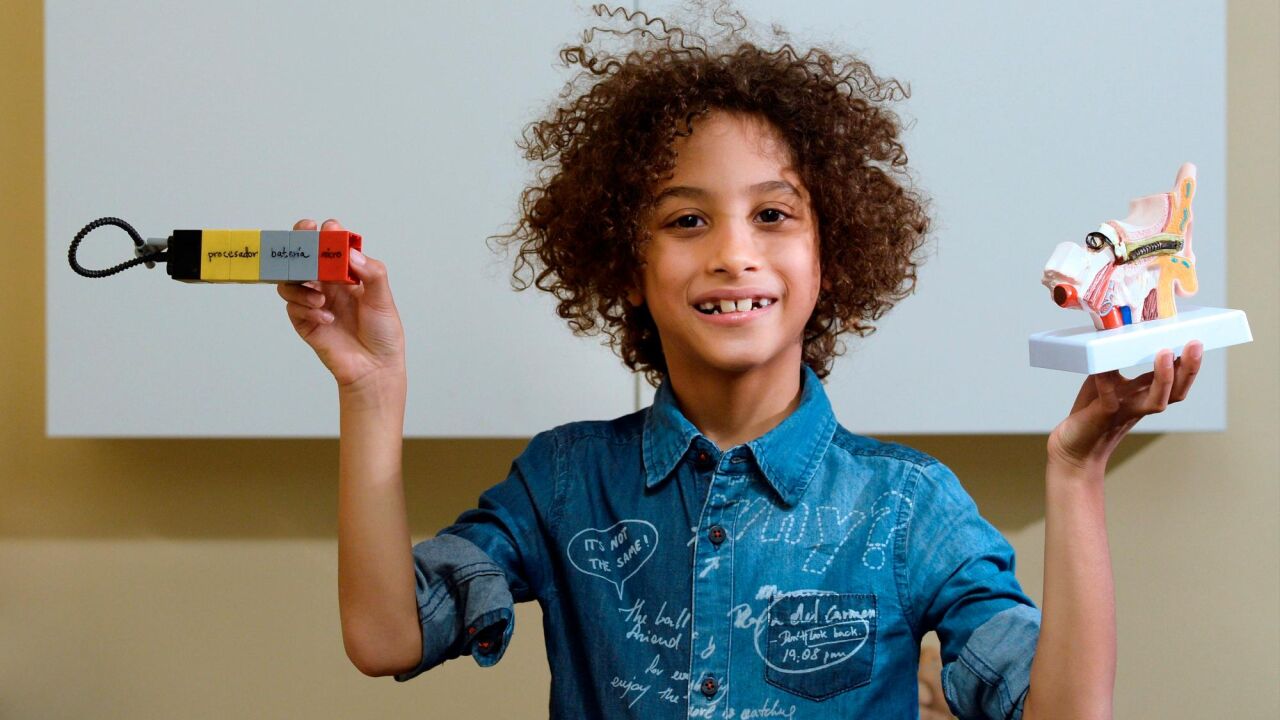 Niños inventores que ayudan a niños sordos