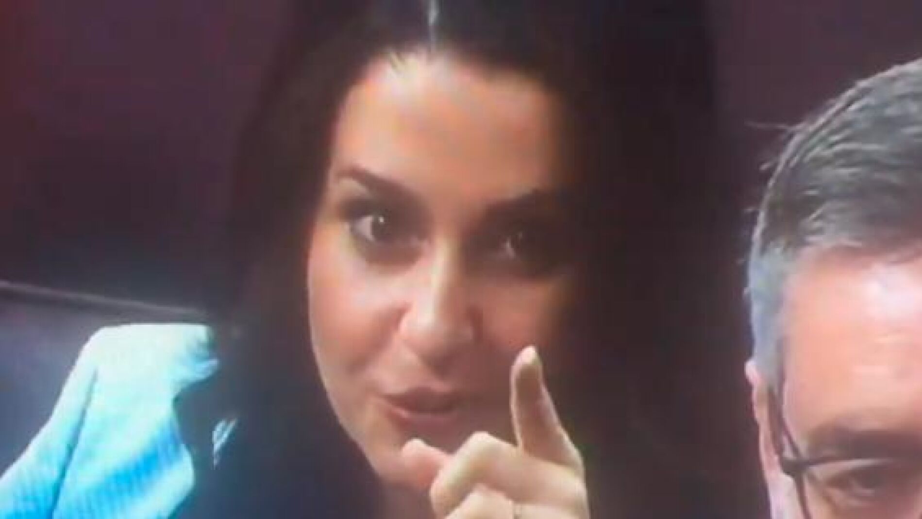 Los amenazantes gestos de Arrimadas a Sánchez durante la investidura