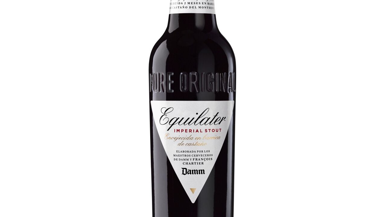 Marrón oscura casi negra, la nueva cerveza de Damm elaborada (a) con ...