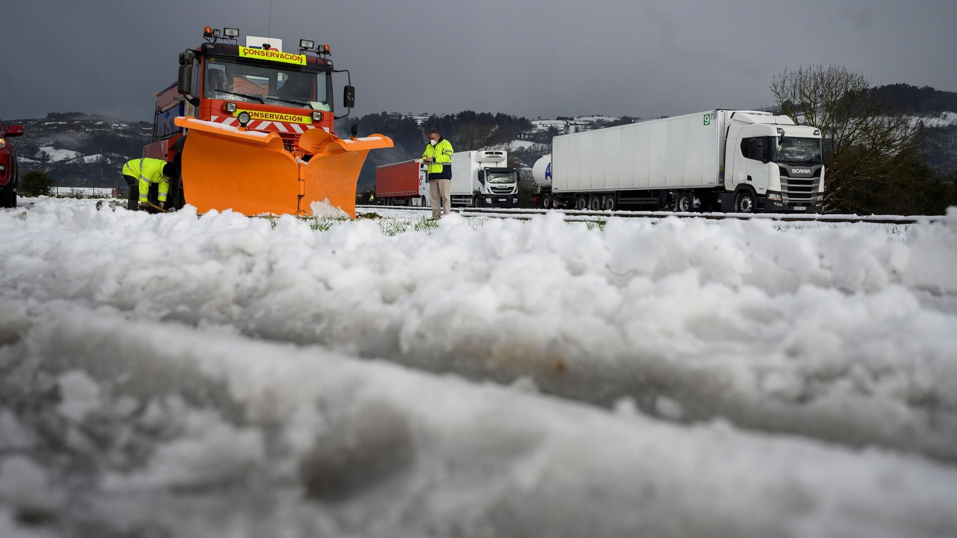 La nieve obliga a embolsar camiones en la A-1 en La Rades (Segovia) y ...