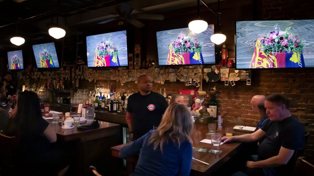 Madrugón y ginebra para despedir a Isabel II desde el otro lado del charco