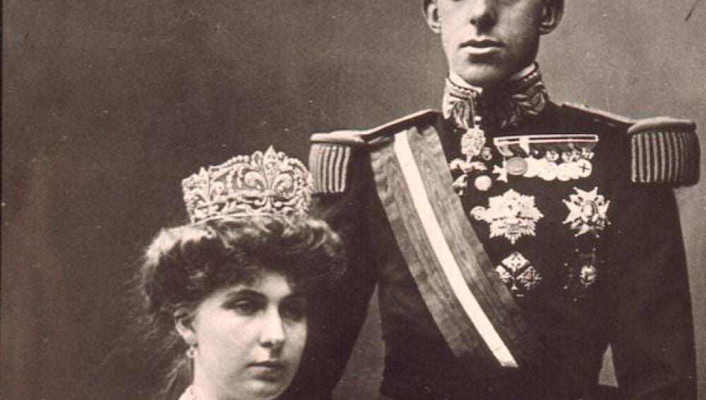 Exclusiva: Doña Letizia cede la diadema flor de lis a una exposición ...