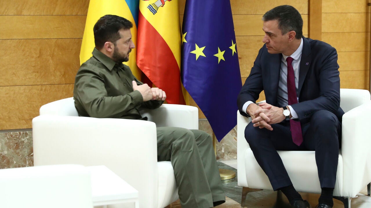 Sánchez se compromete con Zelenski a enviar seis lanzadores Hawk