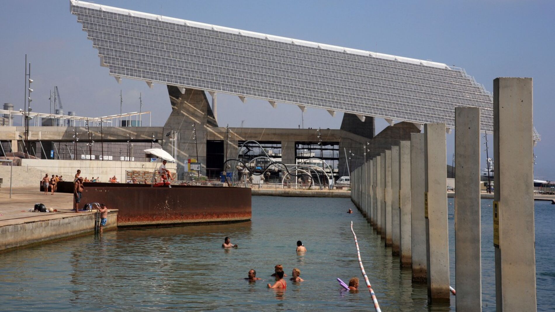Esta es la única playa sin arena de Barcelona